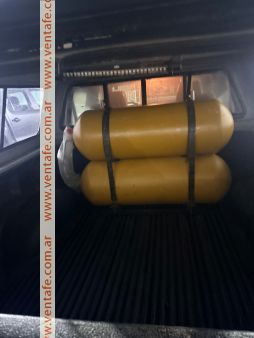 Ford Ranger 2010 con dos tubos de Gnc